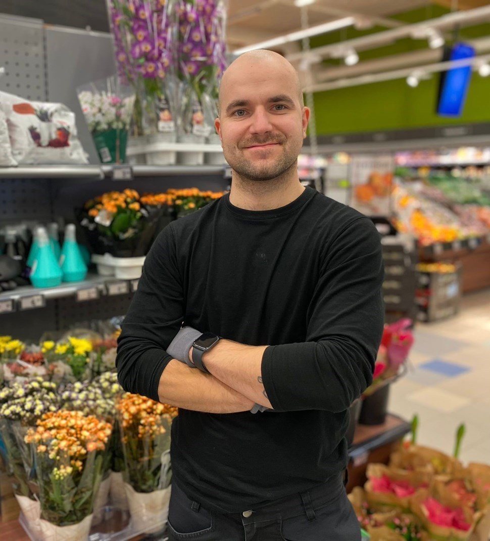 Jimi Wiren aloittaa kauppiasuransa Uudenkaupungin K-Market Pikkuherkussa